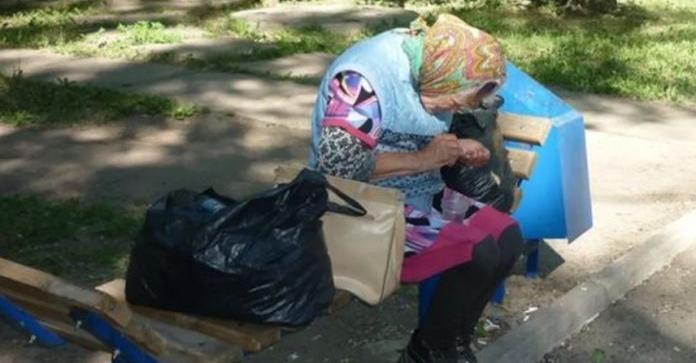 На лавці перед будинком сиділи сусіди та розмовляли Раптом вийшла